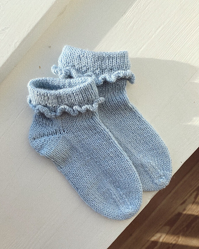 Ravelry: Ruffle Socks Junior pattern by PetiteKnit