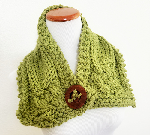 Ravelry: Knots and twists cowl pattern by Petra Breakstone