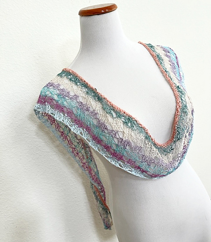 Ravelry: Reina scarf pattern by Petra Breakstone