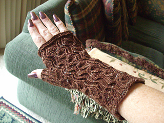 Ravelry: Phyll's Cedar Shake Mitts