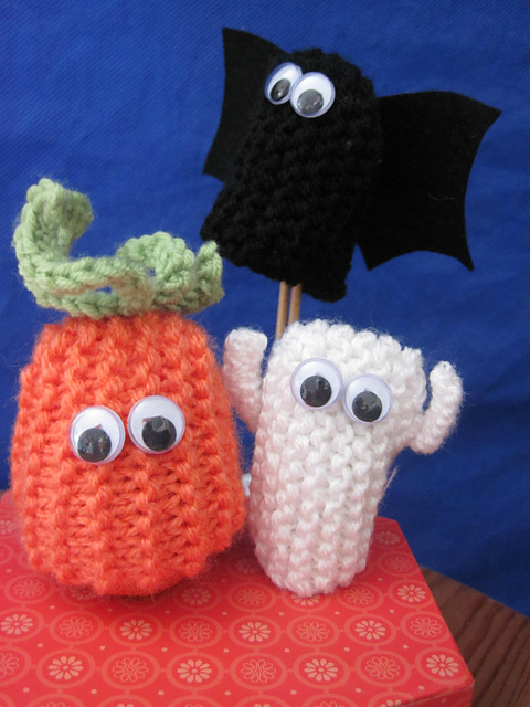 Ravelry: Pumpkin and Bat pattern by Jo Macgregor