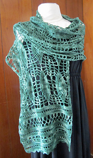Ravelry: PiggyWiggy96's Trailing Leaves Wrap