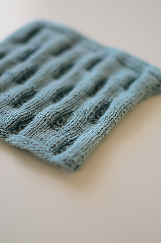 Ravelry: Lille konglekluten pattern by Pinneguri