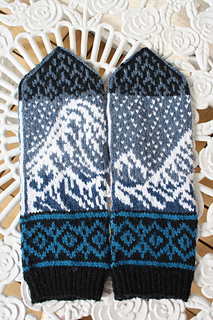Ravelry: Pitsisukka's The Great Wave Mittens