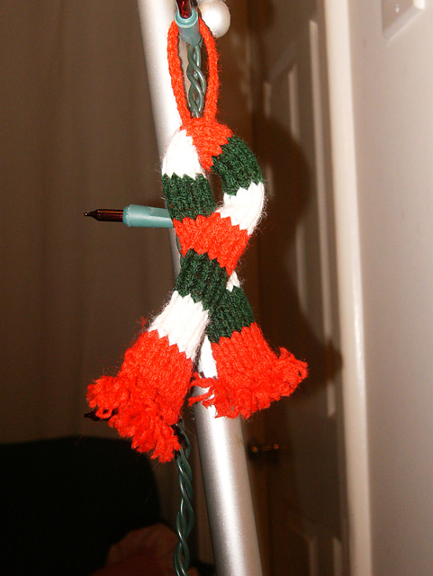 Ravelry: Tiny Scarf Ornament pattern by Jaime Cannon