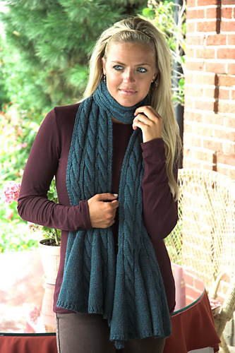 Ravelry: Ruffle Bottom Scarf pattern by Vanessa Ewing