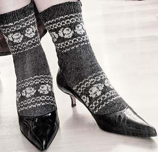 Ravelry: Ringe Ringe Roses Socks pattern by Simone Rauxloh