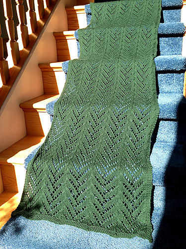 Ravelry: Christmas Tree Scarf/Shawl pattern by Qianer Huang