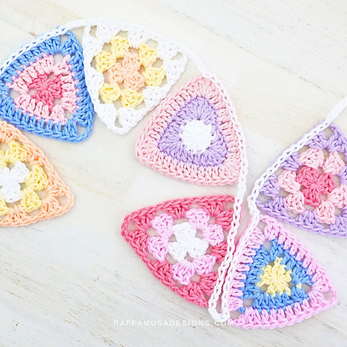 Ravelry: Scrap Triangle Bunting pattern by Raffaella Tassoni