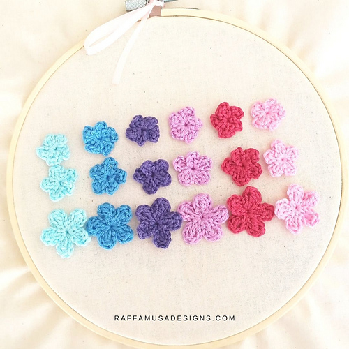 Ravelry: Easy Flower Applique pattern by Raffaella Tassoni