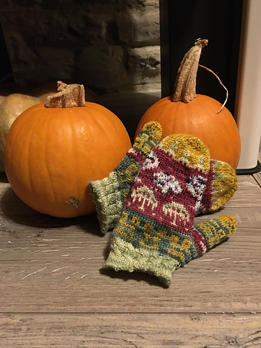 Ravelry: Spooky Park Mitts mystery KAL pattern by Hanna Kyttä