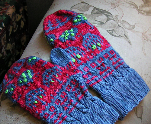 Ravelry: Spooky Park Mitts mystery KAL pattern by Hanna Kyttä