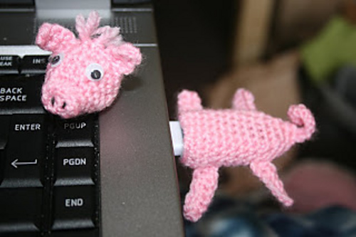 Ravelry: Piglet usb Stick cozy tutorial pattern by Judy van Button