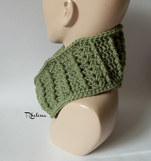 Ravelry: Simple Shells Cowl pattern by Rhelena