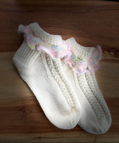 Ravelry: Ruffled Bobby pattern by Rhonda Yerxa