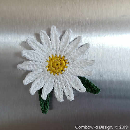 Ravelry: Daisy Fridge Magnet pattern by Rhondda Mol (Oombawka Design)