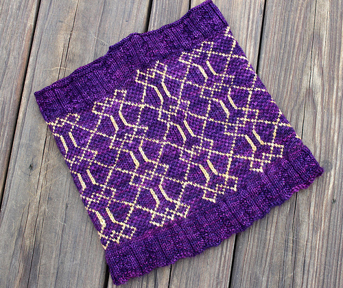 Ravelry: Azra'ad Cowl pattern by Tracey Grzegorczyk
