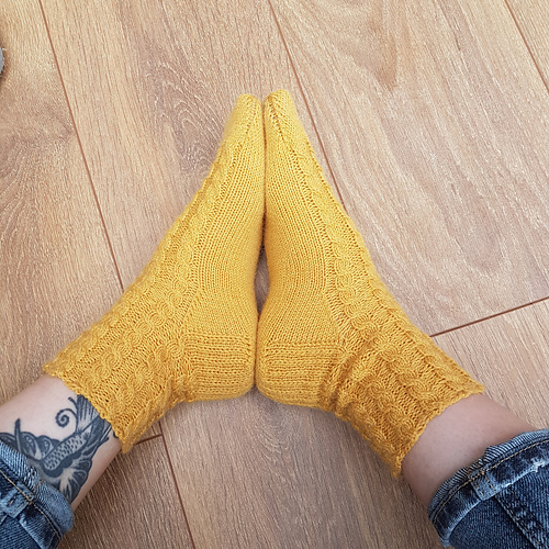 Ravelry: Pretzel socks pattern by Laura Dean