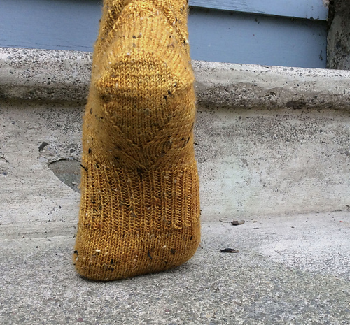 Ravelry: humblebee socks pattern by Sara Bauer