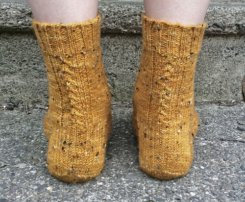 Ravelry: humblebee socks pattern by Sara Bauer