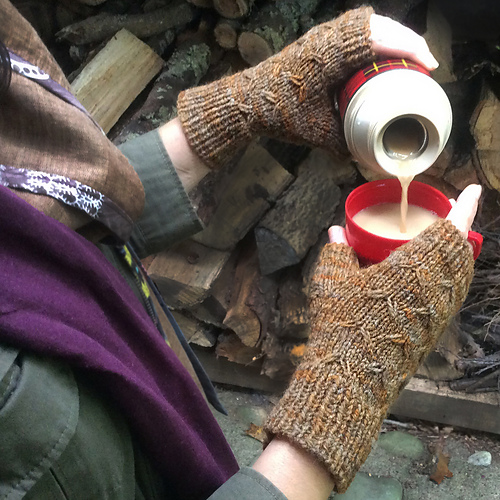 Ravelry: humblebee mitts pattern by Sara Bauer