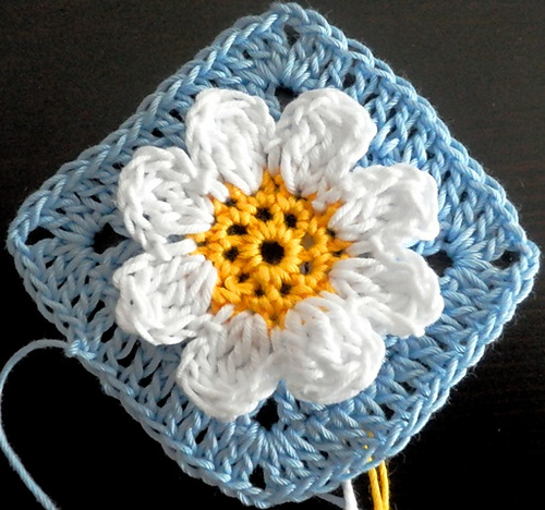 Ravelry: Dainty Daisy Crochet Block pattern by Šárka Homfray
