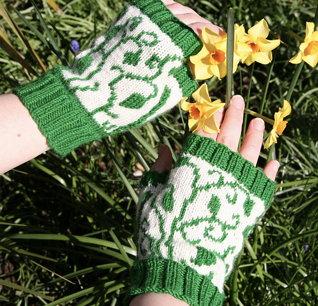 Ravelry: Winding Leaves mitts pattern by Kirsten McTeer