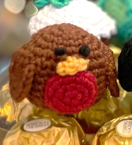 Ravelry: Ferrero Rocher Robin Cosy pattern by Sarah Dudley
