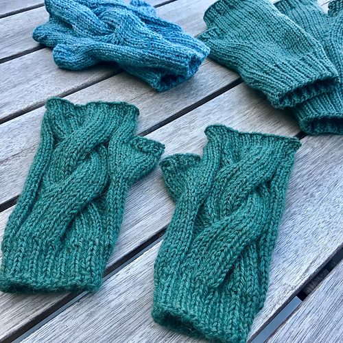 Ravelry: Chunky Cabled Glove pattern by Shady Sheep