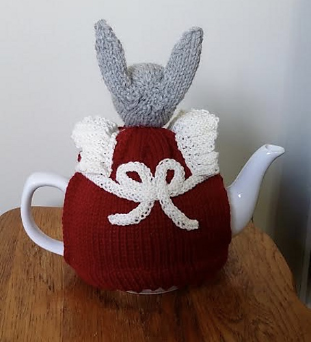 Had fun with this Mrs. Bunny Rabbit Tea Cozy. Free pattern on Ravelry ...