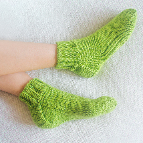 Ravelry: The Simple Shortie Socks pattern by Davina Choy