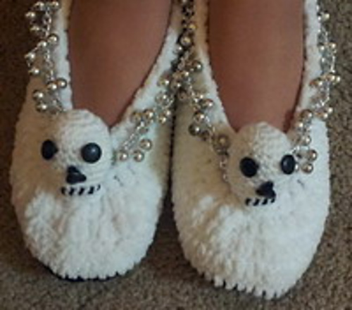 Ravelry: Skull Slippers with Chains (or charms) pattern by Shush Lander