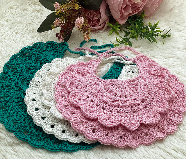Ravelry: Cute Baby Bib pattern by Silvana Hagiu