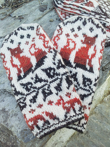 Ravelry: Fox Crossing Mittens pattern by Simone Kereit