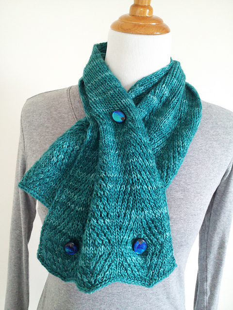 Ravelry: Peacock Ascot pattern by Simone Kereit