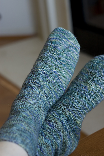Ravelry: Runoff Socks pattern by Simone Kereit
