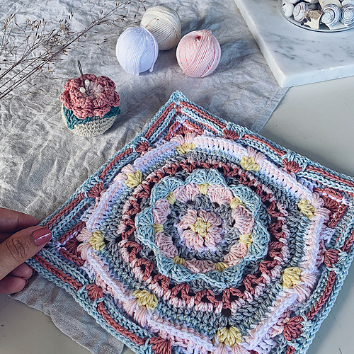 Ravelry: LoLiLo Square pattern by Therese Eghult and Ilse Beulens