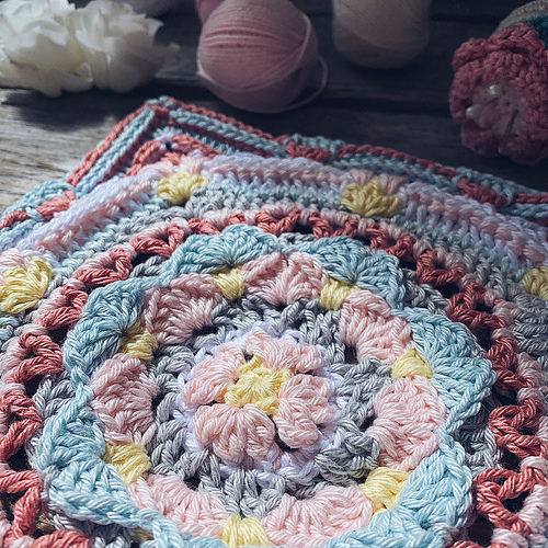 Ravelry: LoLiLo Square pattern by Therese Eghult and Ilse Beulens