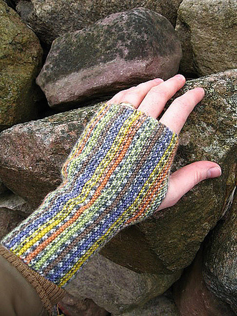 Ravelry: Wrist warmers pattern by Skruddevutt