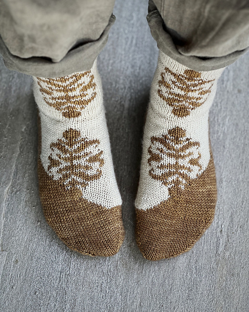 Ravelry: Contrast Socks pattern by Elina Maaria