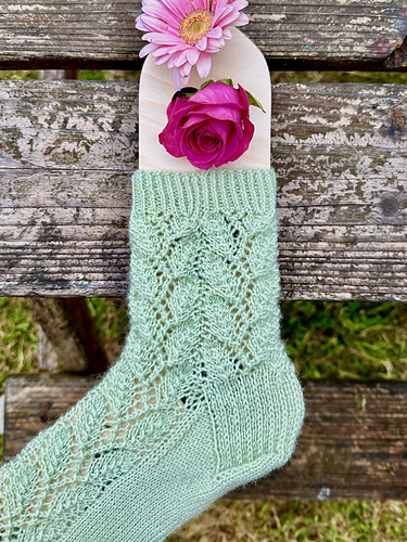 Ravelry: Willow Socks pattern by Sophie T Knits
