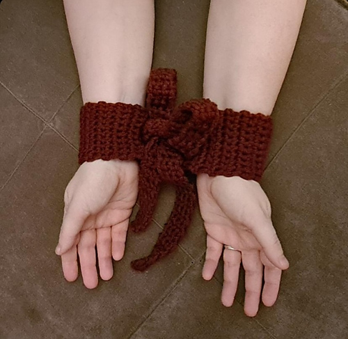 Ravelry: Mature wrist restraint pattern by Sophie dawes