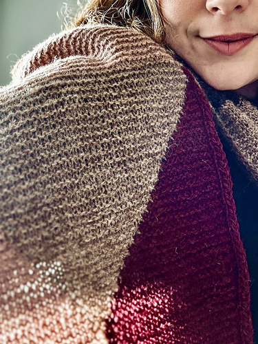 Ravelry: Echoes Wrap pattern by Soraya García