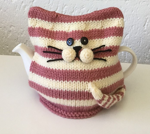 Ravelry: Purrfect Puddy Cosy pattern by Shelley