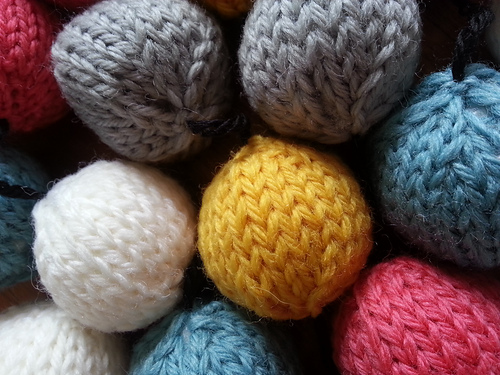 Ravelry: Ball Garland pattern by Squibbly Bups