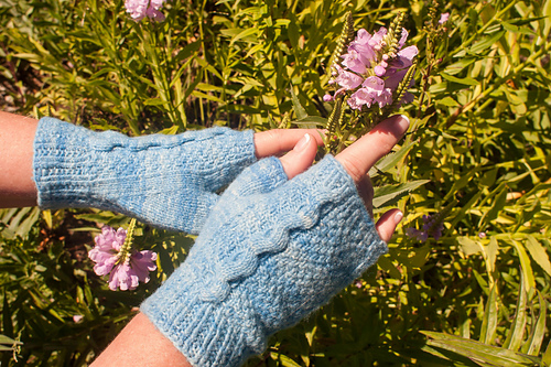 Ravelry: SweetGrass Mitts pattern by Stephannie Tallent
