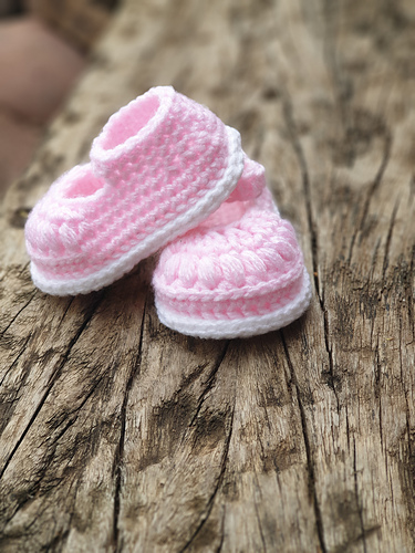 Ravelry: Puff stitch baby sandal pattern by Tanja Scott