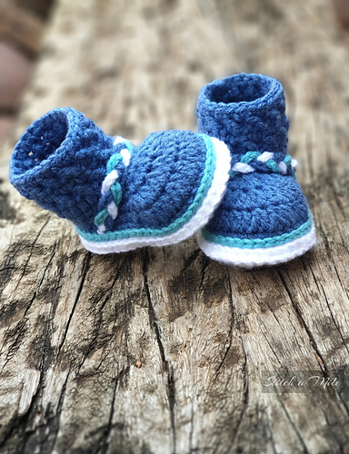 Ravelry: Criss Cross Cuff Baby Bootie pattern by Tanja Scott