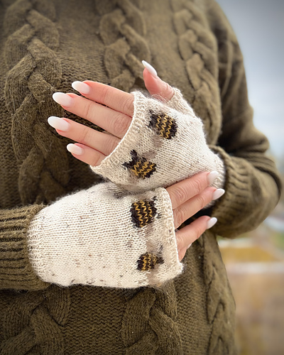 Ravelry: Bee-autiful Mitts pattern by Stone Knits