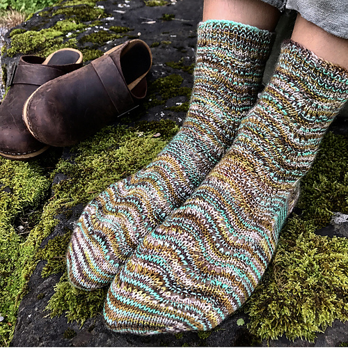 Ravelry: Lola´s Socks pattern by Stone Knits